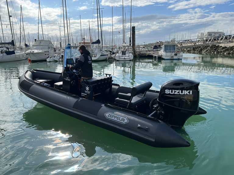 Bateau semi-rigide ou coque rigide ? - Nautique Services